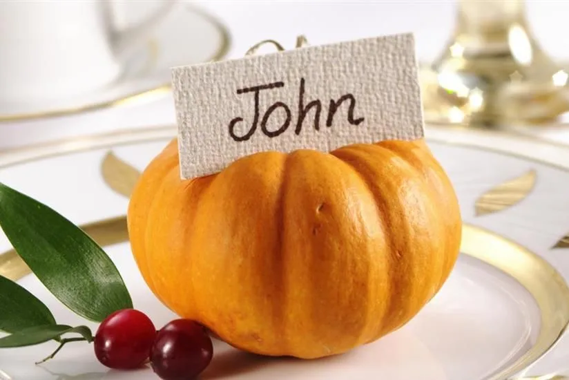 DIY Thanksgiving Place Cards: Festive Pumpkin Table Decor